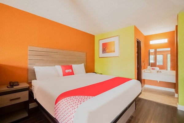 Queen Bed Non-smoking - Houston, TX
