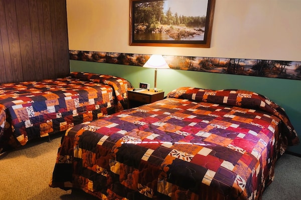 2 Full Beds With 1 Twin Bed - Fort Frances