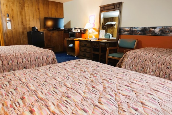 2 Full Beds With 1 Twin Bed & Rollaway - Fort Frances