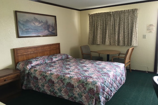King Bed Non-smoking - Saint Joseph, MO