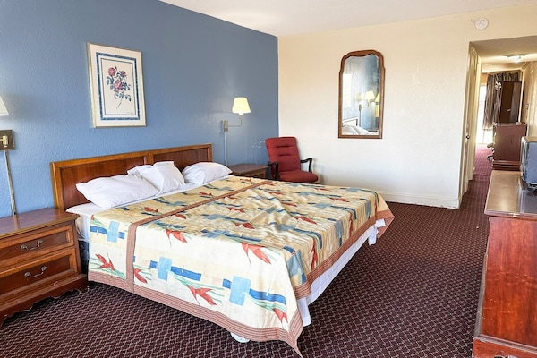 King Bed With Jetted Tub - Milledgeville, GA