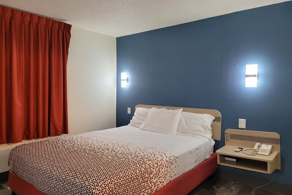 Queen Bed Non-smoking - Illinois