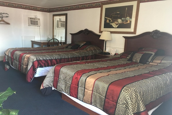Family Room With 2 Double Beds - New Ulm, MN