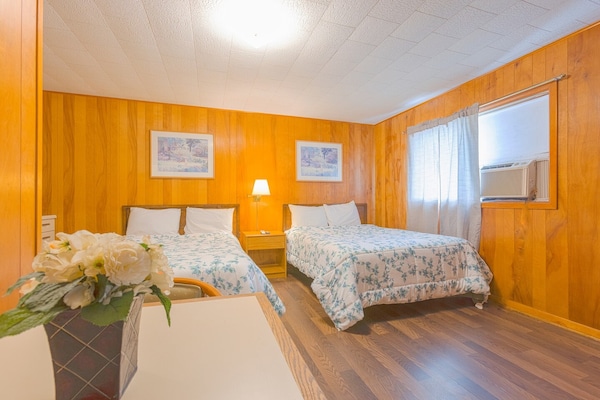 Deluxe 2 Double Beds - Conneaut Lake Park, Conneaut Lake