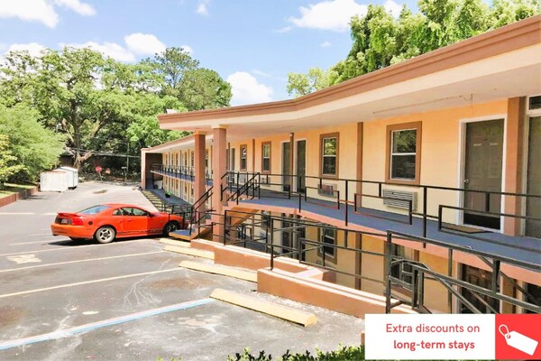 Deluxe King Bed Non Smoking - Tallahassee