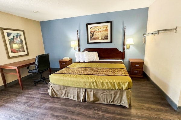 King Bed Smoking With Kitchenette - Ridgeway, SC