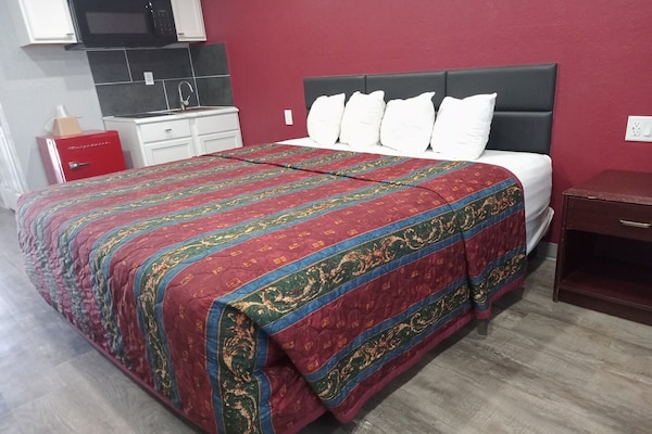 King Bed With Kitchenette Non-smoking - Blind Pony Lake, MO