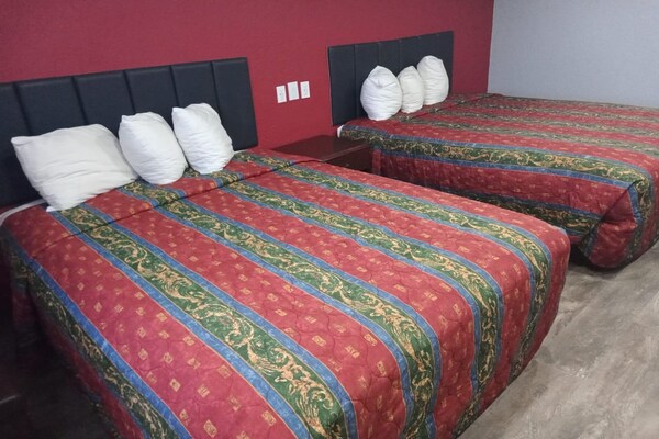 2 Queen Beds Suite Non-smoking - Blind Pony Lake, MO