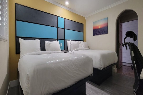 2 Queen Beds Accessible Non-smoking - Victorville, CA