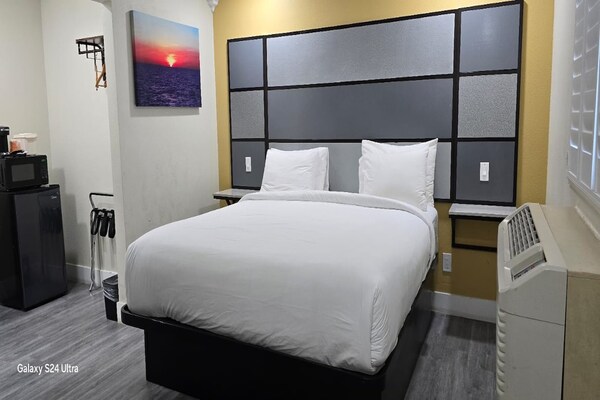 Queen Bed Accessible Non-smoking - California