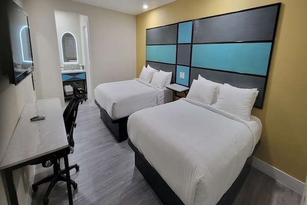 2 Queen Bed Smoking - Victorville, CA