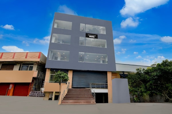 Super Townhouse Prayagraj Near Railway Station Formerly Santosh Palace - Prayagraj