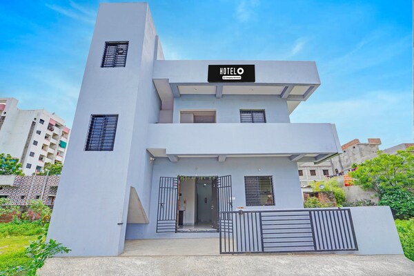 Hotel O Crpf Crossway Formerly V7 Inn Service Apartment - 