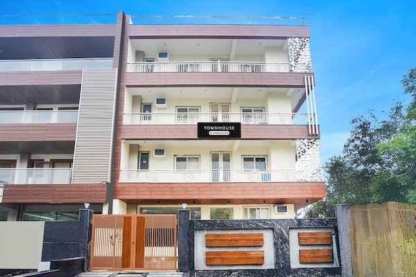 Townhouse Oak Sector 121 Noida Metro Station - Noida