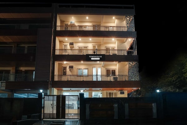 Townhouse Oak Sector 121 Noida Metro Station - Ghaziabad