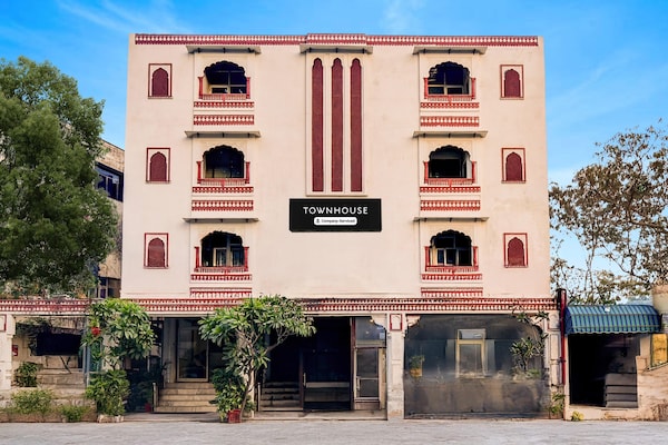 Super Townhouse Chandpole Metro Station Formerly Hotel Raghuraj Palace - Jaipur