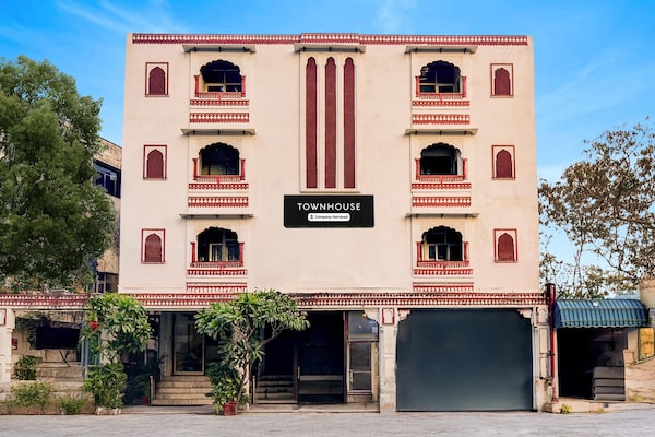 Super Townhouse Chandpole Metro Station Formerly Hotel Raghuraj Palace - Jaipur