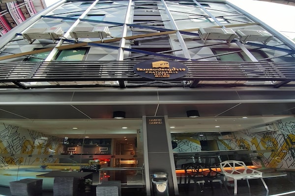 Spacious Twin Escape Deluxe Comfort For Two - Dusit District