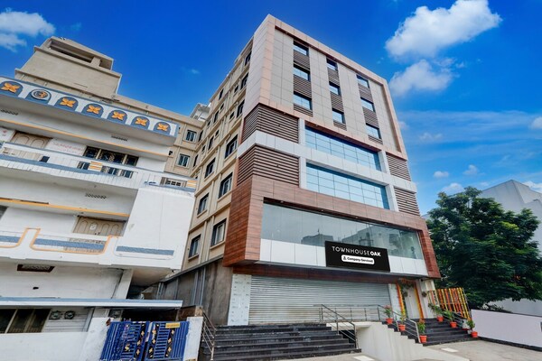 Super Townhouse Oak Public Garden Hanamkonda Formerly Vishnu Grand - Warangal