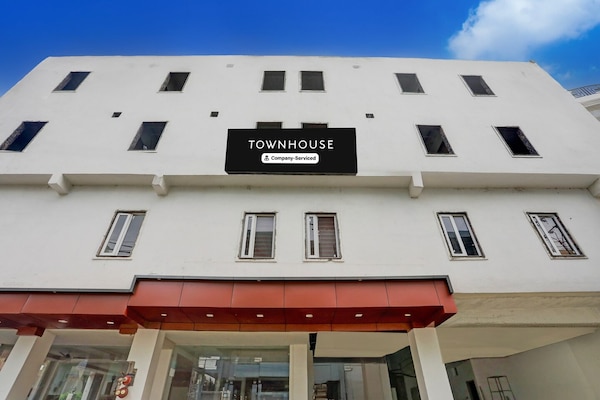 Townhouse Bela Road Varanasi City Railway Station Formerly Srijan Grand - Varanasi