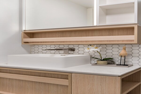 Chic 1-bed With City Views, Parking, Gym & Pool - Melbourne