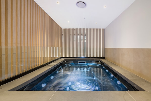 Modern, Executive 1 Bedroom Apartment With Balcony - Melbourne