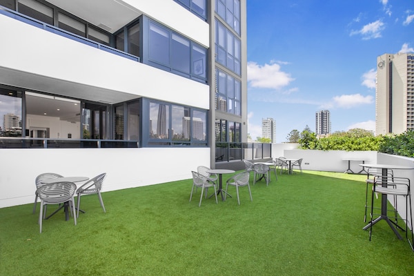 Sun Drenched Apartment In The Heart Of Surfers - Surfers Paradise