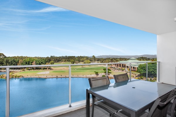 Lakeside Family Oasis With Pool, Gym And Balcony - Gold Coast