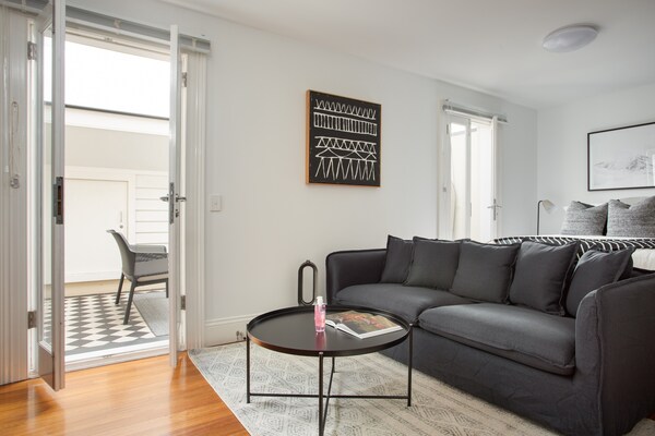 Stunning Studio With Alfresco Terrace Near Trains - Sydney