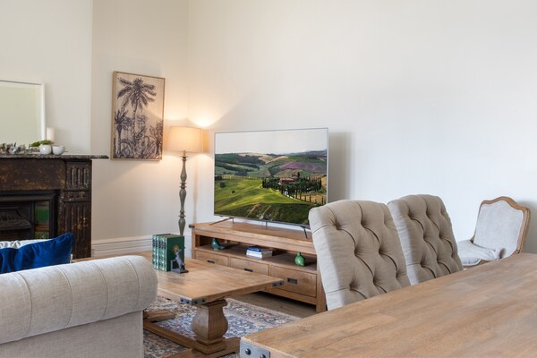 Central 2-bed Apartment With Private Parking - Sydney