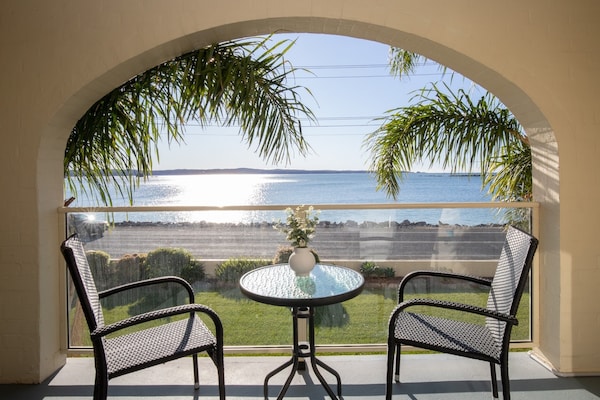 Seafront Getaway Studio, Great Location With Pool - Batemans Bay