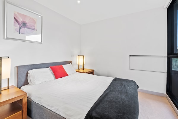 Central 1-bed Apartment With Secure Parking - Carlton