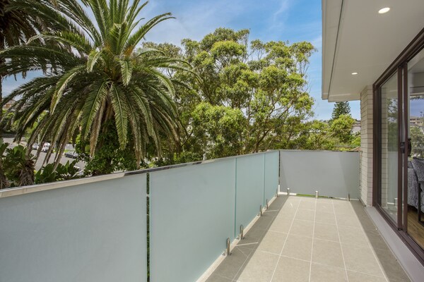 North-east Facing Modern 2-bed Apartment - Freshwater Beach, Freshwater