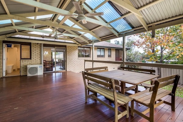 Spacious And Restful Holiday Home With Backyard - Canberra