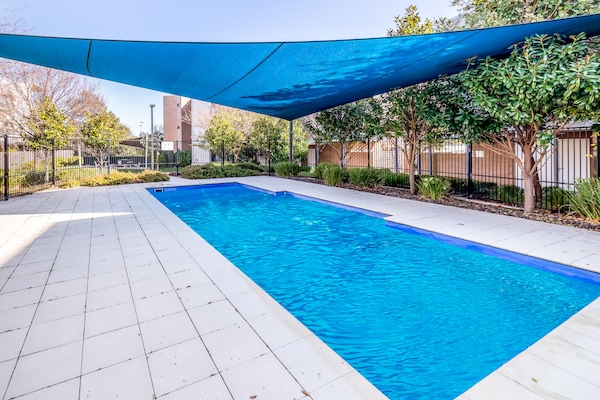 Exquisite Apartment With Bbq And Pool, Near Shops - Canberra