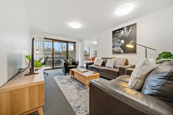 2-bed With Pool, Bbq, Tennis Court & Parking - Canberra