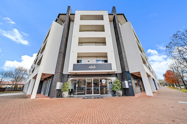 Comfy Lakeside 1-bed With Secure Parking - Canberra