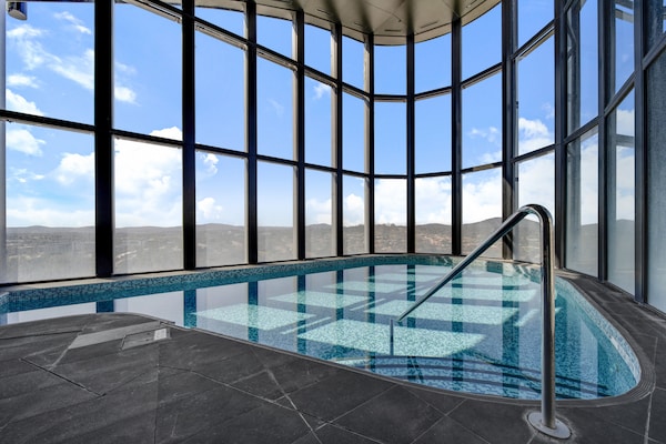 Chic 1-bed With Stunning Lake View & Indoor Pool - Canberra