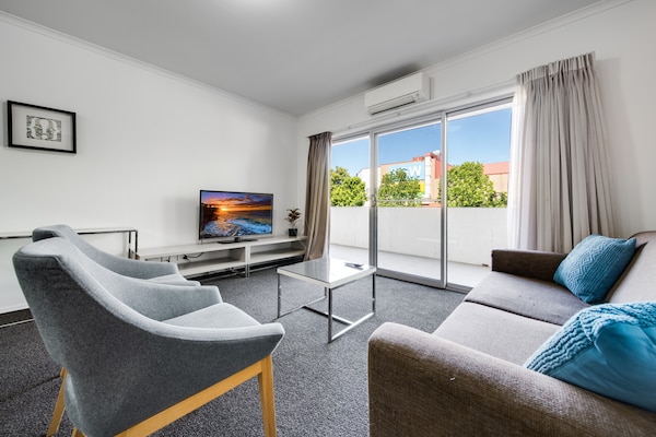 Spacious 2-bed Conveniently By Lake Tuggeranong - Canberra