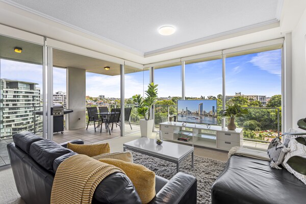 High-floor 2-bed Cbd Unit With Views & Amenities - Brisbane
