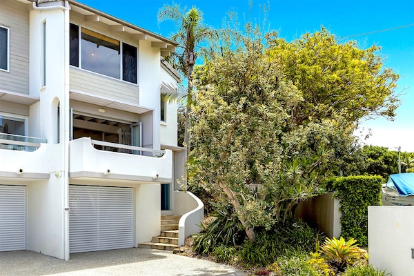 2-bed Coastal Haven With Pool By Sunshine Beach - 努沙