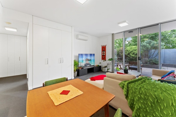 Tranquil 1-bed Apartment With Courtyard, Pool, Bbq - Canberra