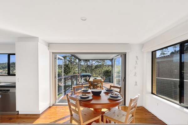 Fab 3-bed Stay With Great Outdoors & Water Views - Batemans Bay