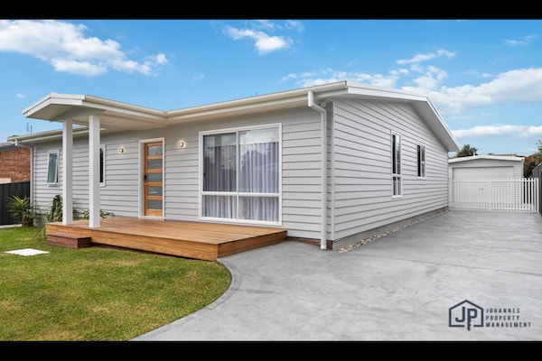 Elegant Beachside Retreat With Luxurious Amenities - Broulee