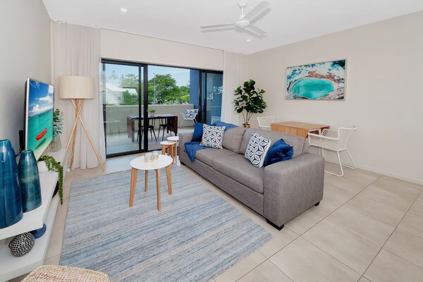 Coastal 2-bed With Parking & Pool By The Ocean - Cairns