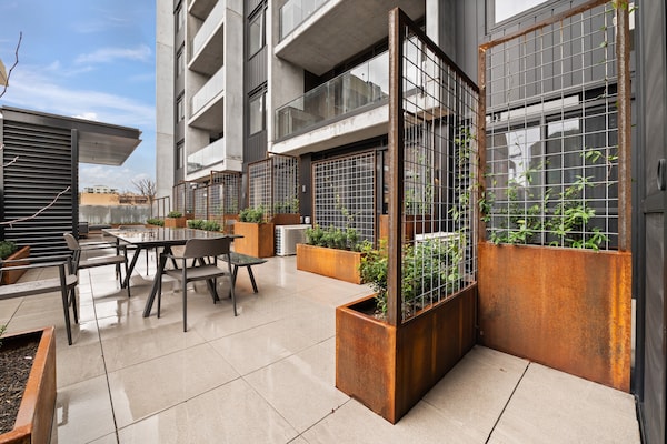 Spotless Braddon Studio With Accessible Bathroom - Canberra