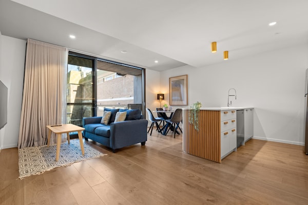 Unwind In Elegance: Your Perfect Braddon Apartment - Canberra