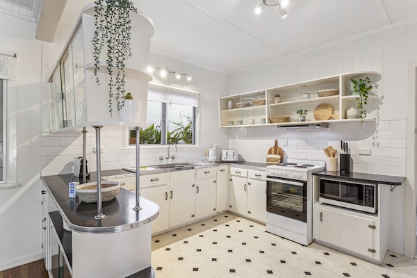 Beachside 3-bed Family Home With Parking & Veranda - Brisbane