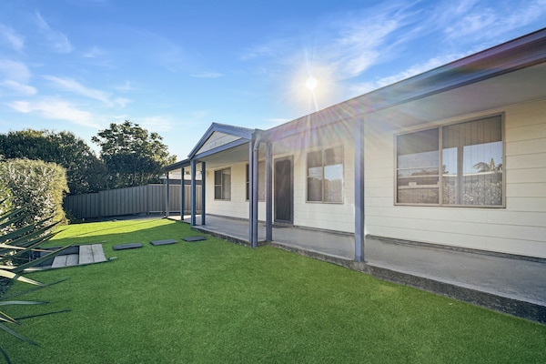 Spacious 4-bed Home 2-min To The Beach - Broulee