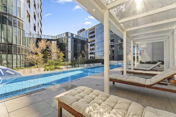 Refined 2-bed With Luxurious Building Amenities - Canberra